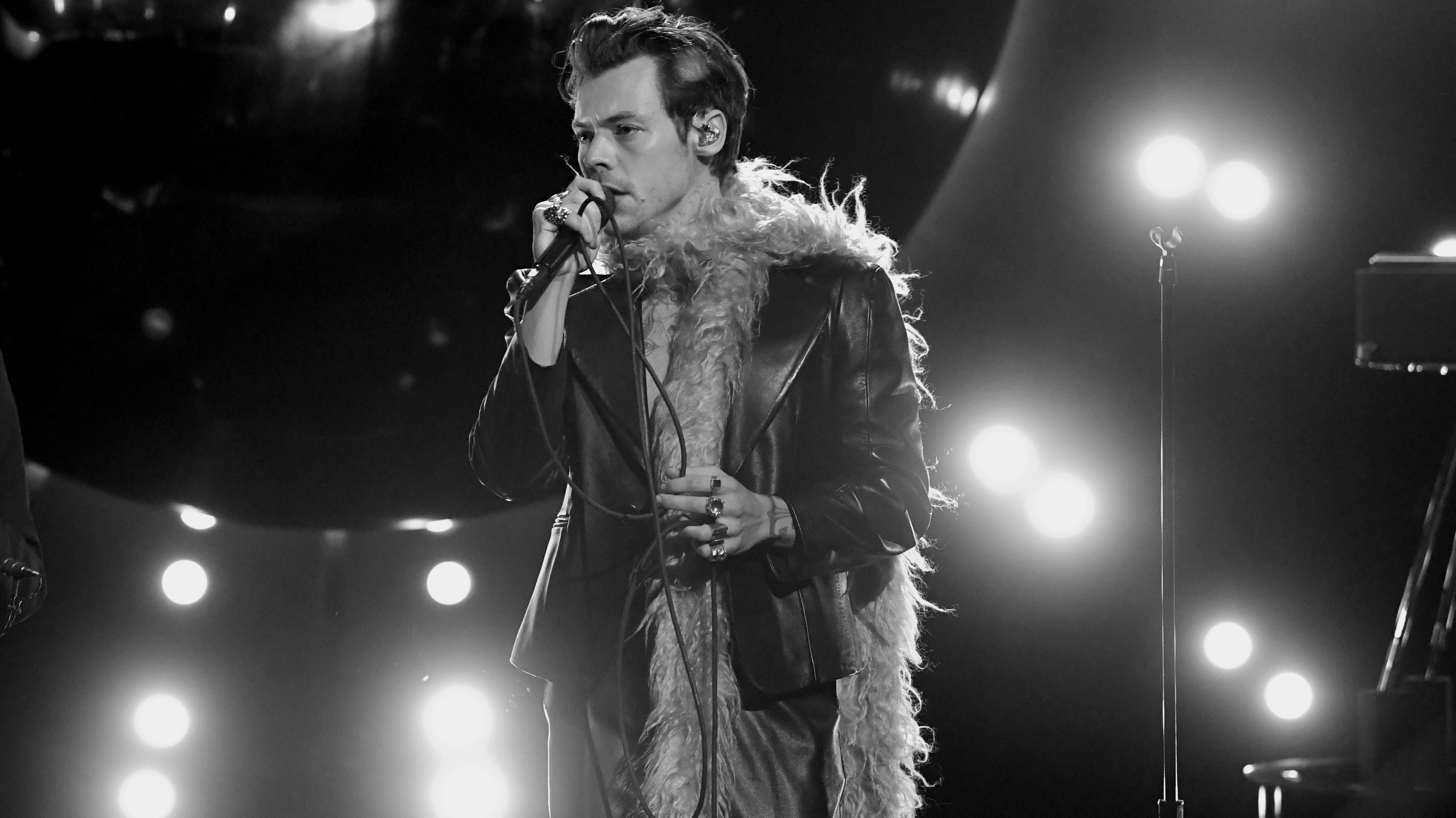 Harry Styles' Feather Boa Steals The Show Grammy Awards - ICON