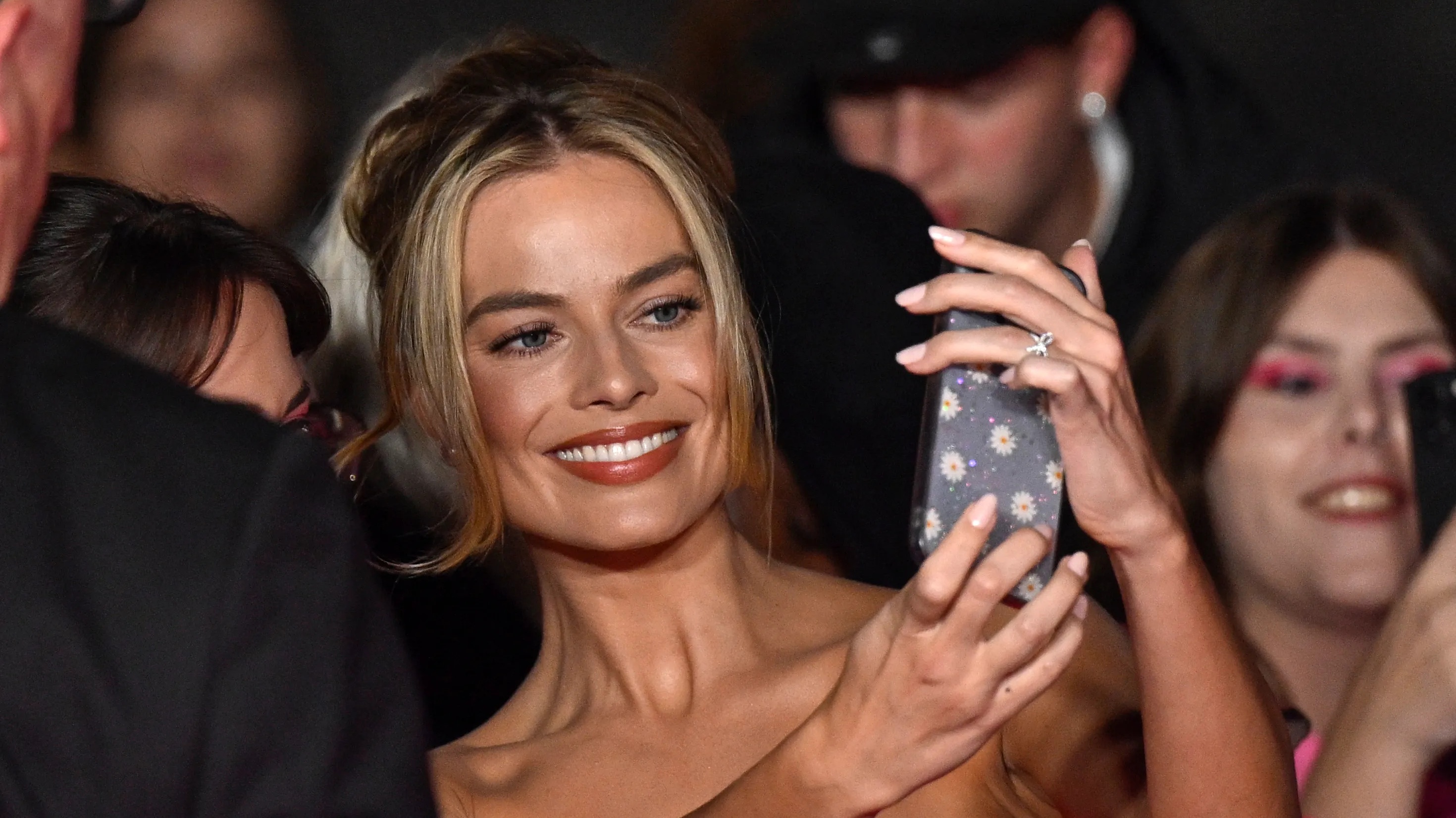 Margot Robbie Details How She Paid Off Her Mum’s Mortgage